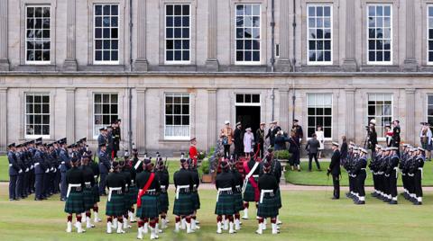 Queen appears at armed forces parade in Edinburgh - BBC News