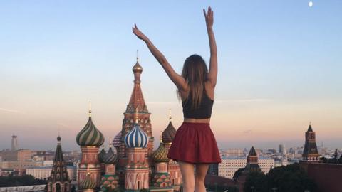 Chinese rooftop climber dies in 62-storey fall - BBC News