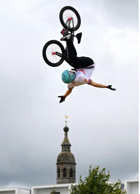 Flips and tricks in BMX freestyle finals at UCI championships - BBC News