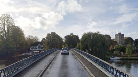Cookham Bridge closure plans prompt disruption warning - BBC News