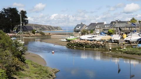 Abersoch: Life in a tourist town when the visitors have left - BBC News