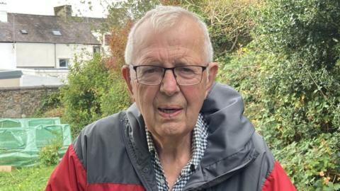 Cost of living: Meet the people feeding their community - BBC News