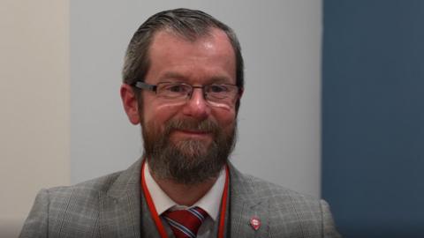 States of Jersey to bring back support worker for deaf people - BBC News