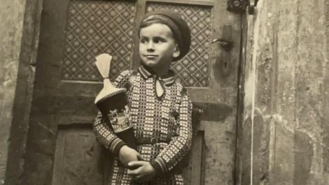 Henry Wuga: Holocaust survivor who fled to Scotland dies aged 100 - BBC ...