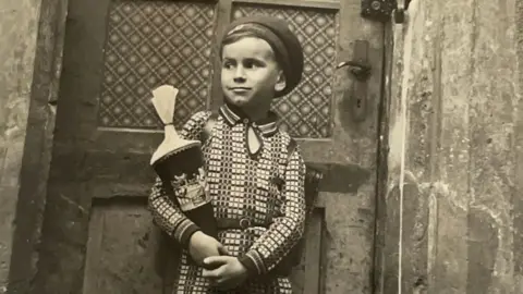 Henry Wuga: Holocaust survivor who fled to Scotland dies aged 100