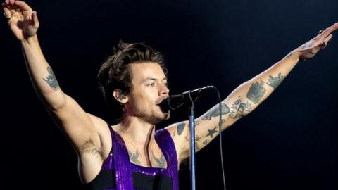 Harry Styles: Colourful fans flock to Edinburgh to see concert - BBC News