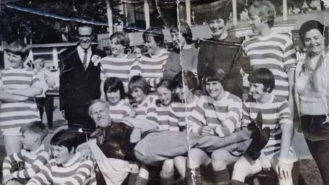 Luton: Pioneers of women's football honoured with blue plaque