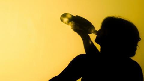 "Nunca me imaginé que sería un alcohólico a los 25 años" - BBC News Mundo