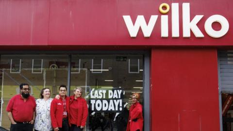 Wilko: Two hundred ex-staff offered jobs by Poundland - BBC News