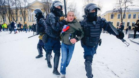 Navalny protests: Thousands across Russia join demonstrations - BBC News