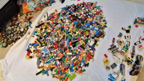 Lockdown Lego: The enthusiasts building mini masterpieces - BBC News
