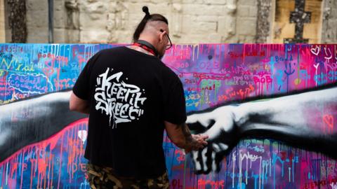 St Albans Cathedral graffiti exhibits artist's spiritual quest - BBC News