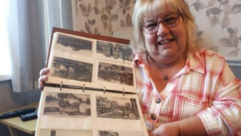 Antiques Roadshow's Henry Sandon auctions private collection - BBC News