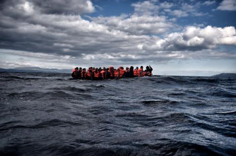 Aris Messinis: Lesbos migrant crisis photos win French award - BBC News