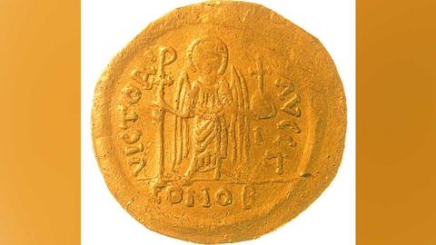 Largest Anglo-Saxon gold coin hoard found in Norfolk - BBC News