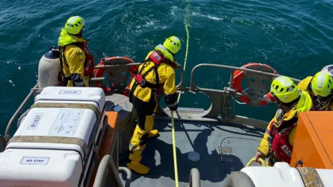 Yacht in difficulty towed to Alderney