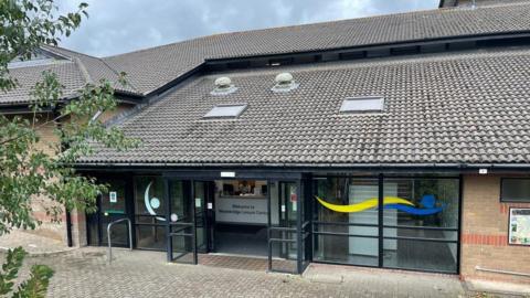 Wadebridge: Olympic medallist congratulates leisure centre team - BBC News