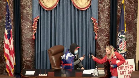 Capitol riots: Pro-Trump protesters storm the US legislature - in ...