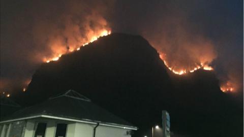 Blaenau Ffestiniog mountain fire: Residents of 20 homes return - BBC News
