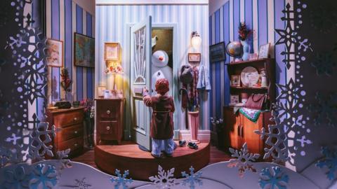 The art of the Christmas window display - BBC News