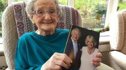 Ada Thompson: England's second oldest woman marks 112th birthday - BBC News