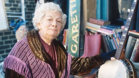Coronation Street: Tributes paid to actress Jean Alexander - BBC News