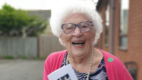 Mourning prompts memories of King George VI's death - BBC News