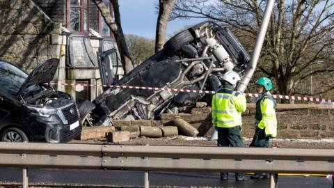 Seven injured in 17-vehicle crash south of Aberdeen - BBC News