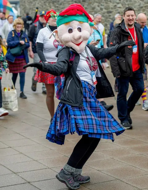 Thousands brave the rain for Glasgow Kiltwalk