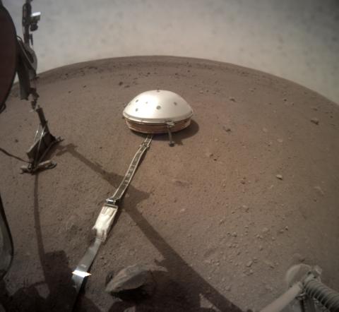 Nasa's InSight mission: Mars 'mole' put on planet's surface - BBC News