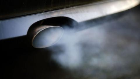 Pollution warning over car tyre and brake dust - BBC News