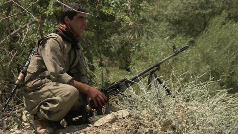 In pictures: PKK fighters prepare for battle with IS - BBC News
