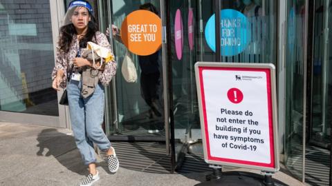 Coronavirus: Students 'scared and confused' as halls lock down - BBC News