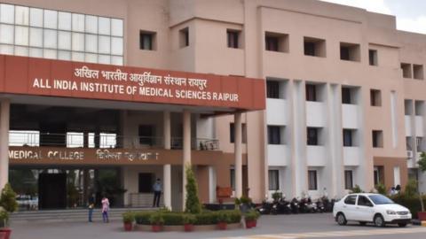 13 महीने के बच्चे को फ़ुट पंप के ज़रिए सांस देने की कोशिश करते परिवार ...