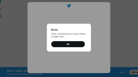 Thousands of users report Twitter outage as app breaks down