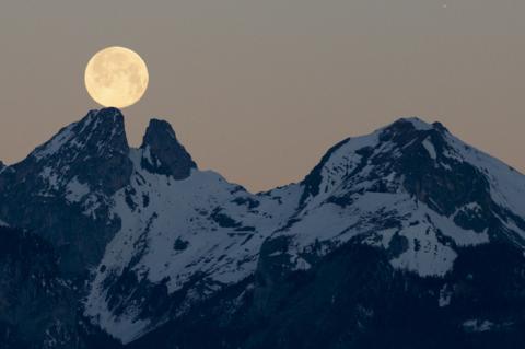 In pictures: Stunning Wolf Moon dazzles around the world - BBC News