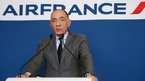 Air France-KLM boss quits as staff reject pay deal - BBC News