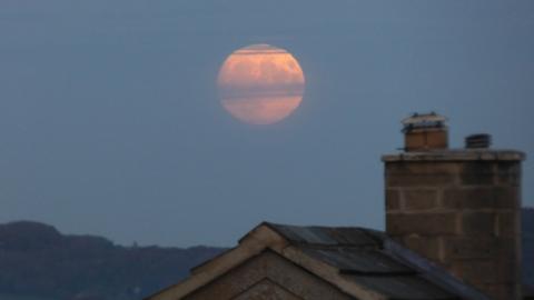 In pictures: The 'supermoon' - BBC News