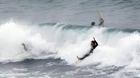 Western Australia hit by 'once-in-a-decade' storm - BBC News