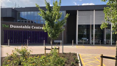 Houghton Regis £25m leisure centre gets planning permission - BBC News