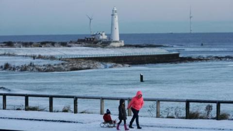 UK snow: Forecasters predicting coldest night of year - BBC News