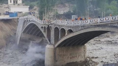 Millions face threat of flooding from glacial lakes - BBC News