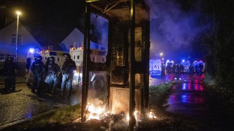 PSNI say 41 officers injured during NI rioting - BBC News
