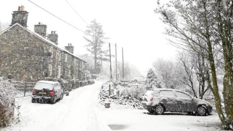 Snow in Wales: Wintry weather pictures - BBC News