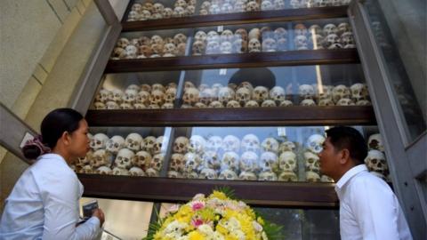 Cambodia re-enacts Khmer Rouge killings - in pictures - BBC News
