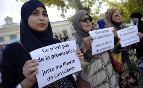 France Islam: Muslims under pressure to sign French values charter ...