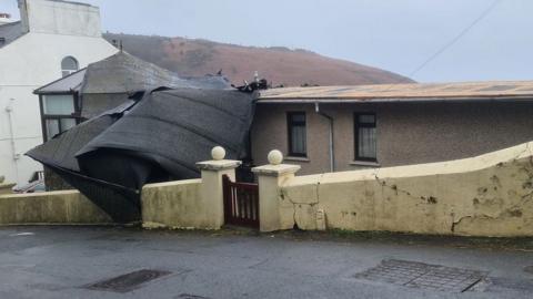 Storm Barra: Severe gales cancel Manx ferries and close roads - BBC News