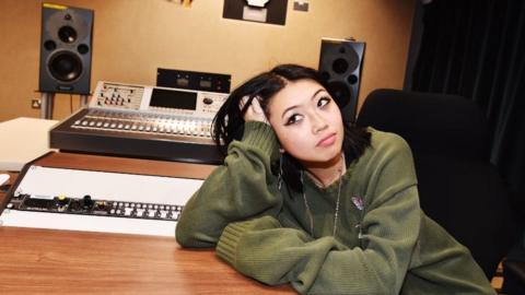 Beabadoobee: The 1975 taught me how to cope with fame - BBC News