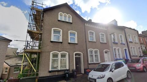 Newport: Youth asylum seeker hostel plans face opposition - BBC News