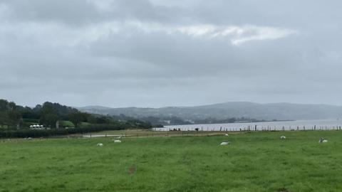 Donegal: Father and two children die as car enters Lough Foyle - BBC News